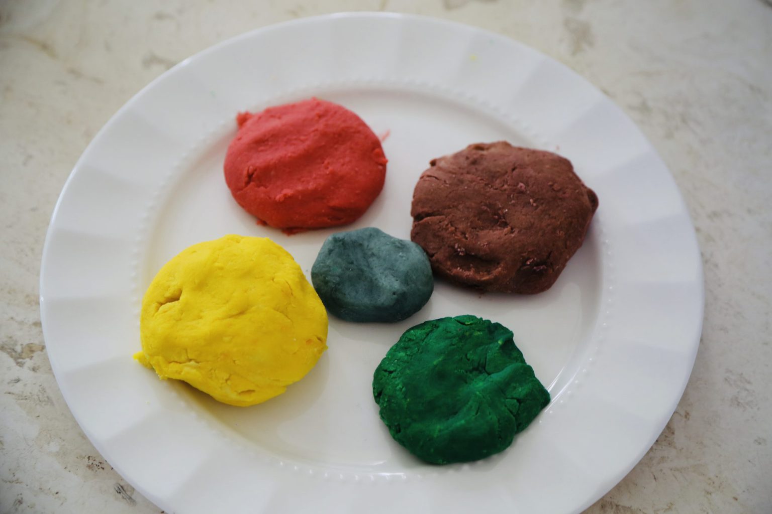 Fun Play Dough Activity: DIY Burgers and Fries - Platein28