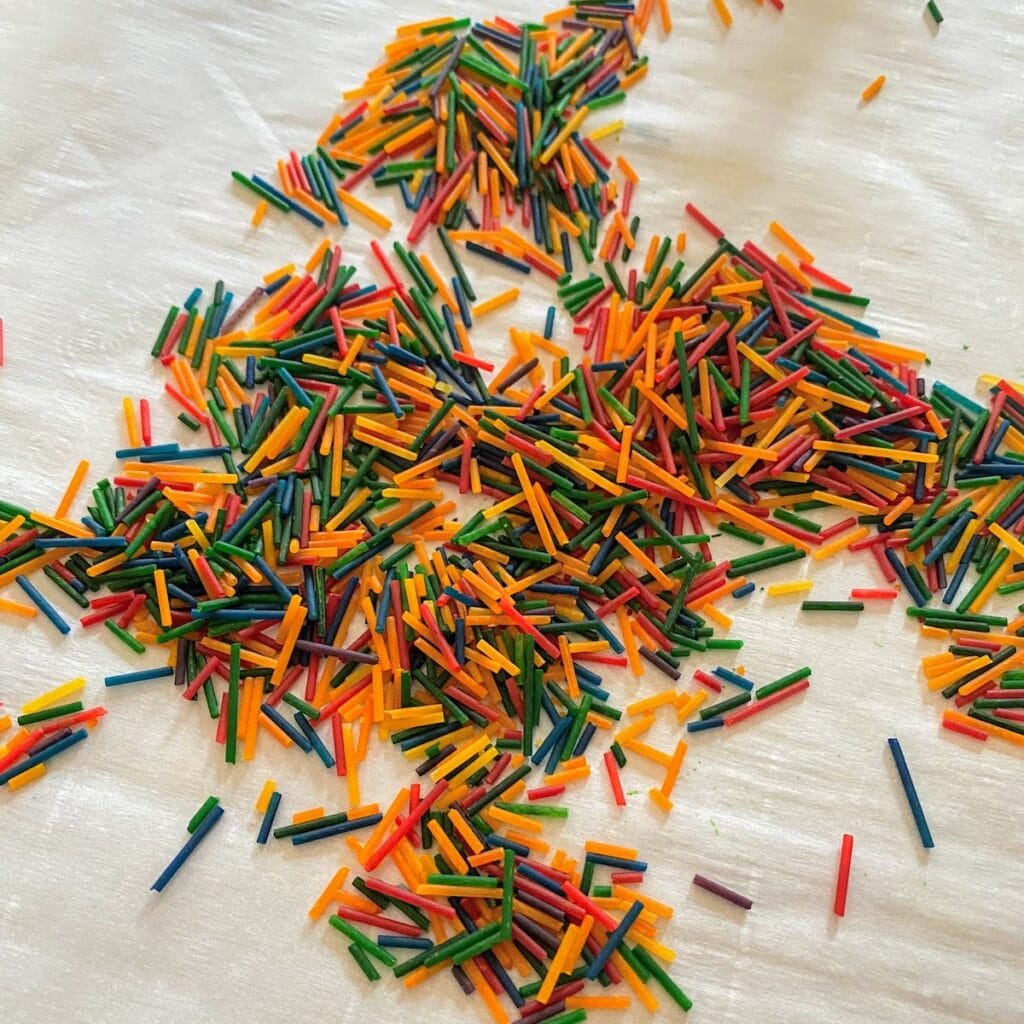 Rainbow Spaghetti Art for Kids (Easy Pasta Craft!) - Platein28