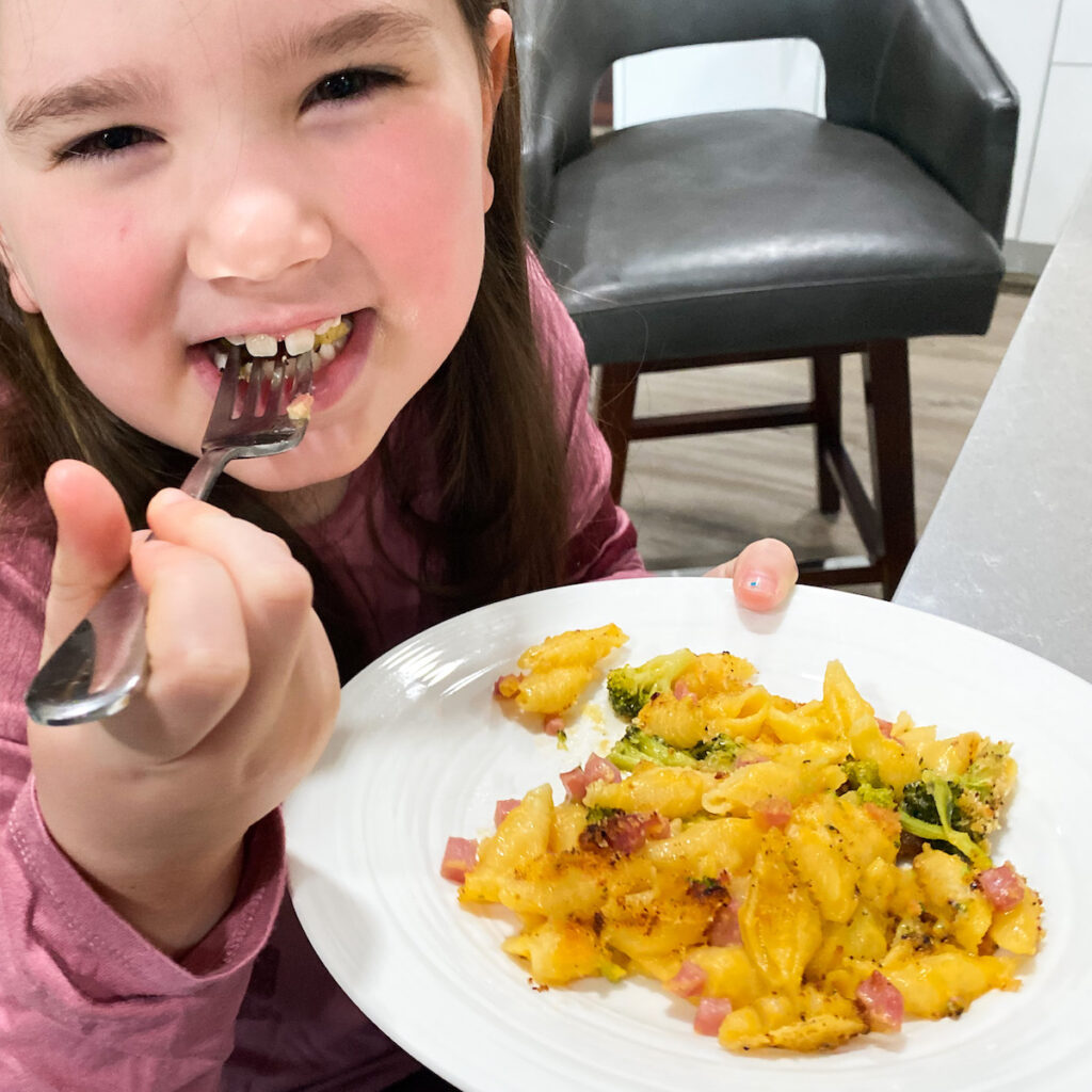 Creamy Mac and Cheese with Ham and Broccoli - Platein28