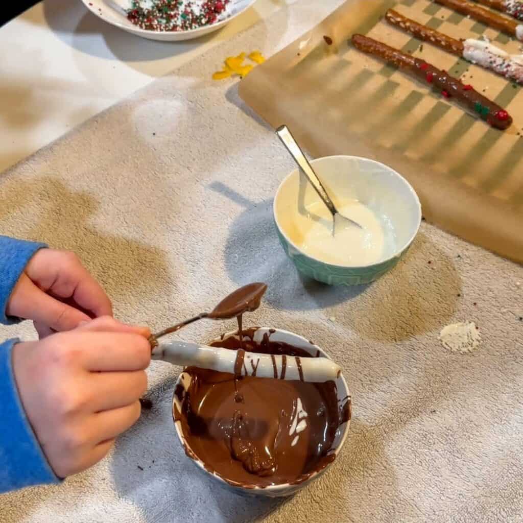 Chocolate Dipped Christmas Pretzels - Platein28