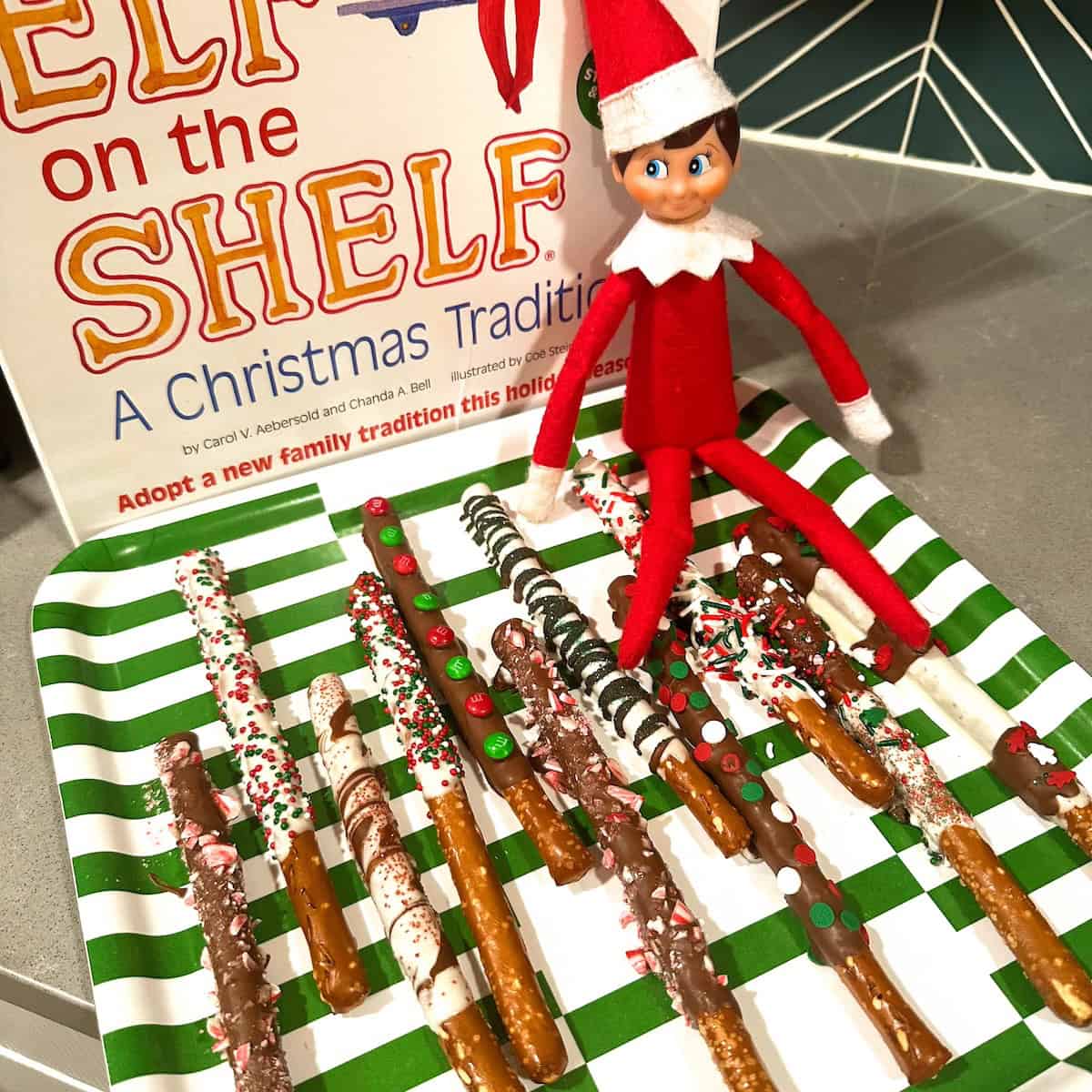 Chocolate Dipped Christmas Pretzels - Platein28
